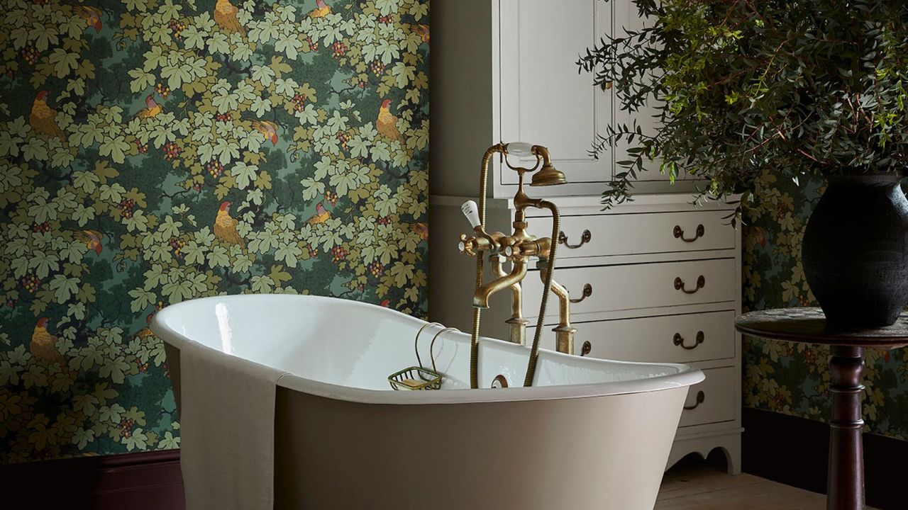 6 quick things people with spotless bathrooms always do to make spring ...