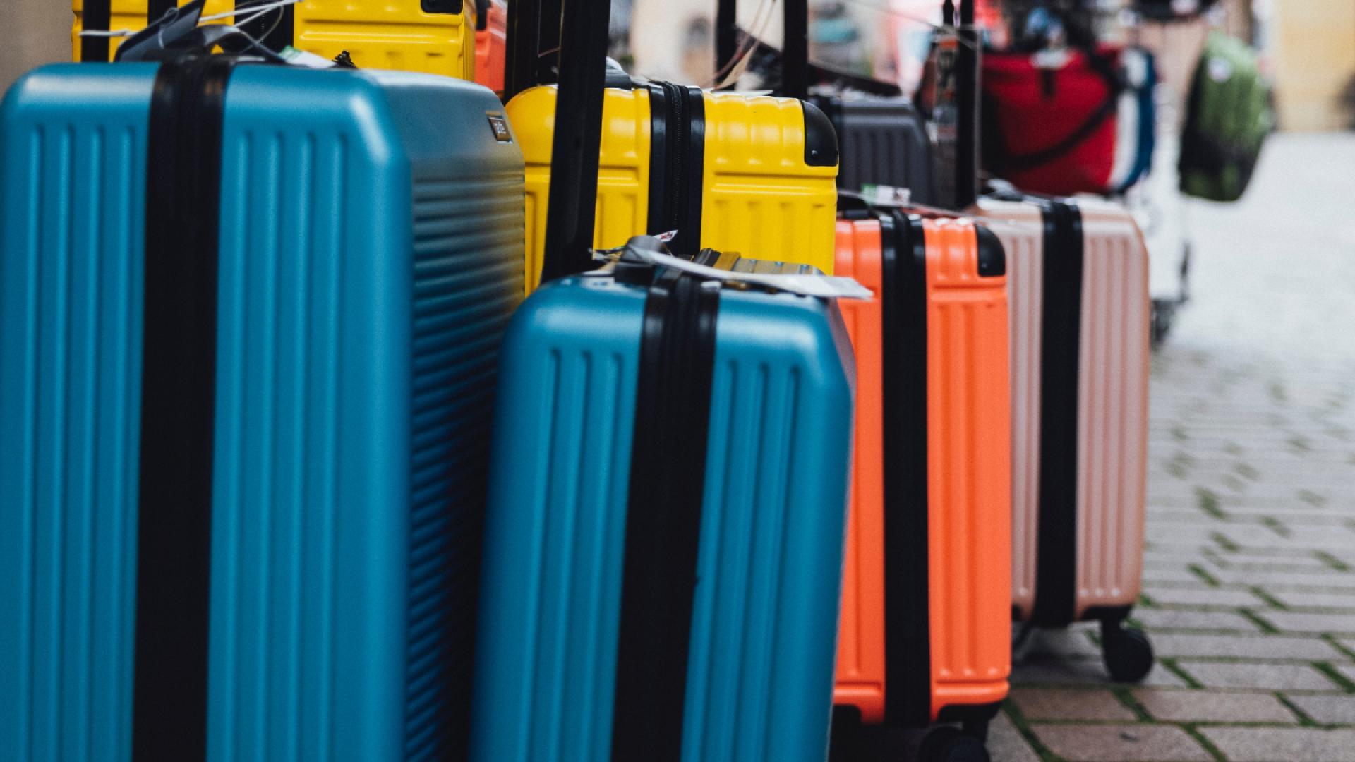 Detienen a una mujer por llevar a una niña de dos años en una maleta