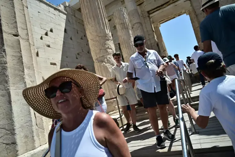 Ατρόμητοι τουρίστες στην Ακρόπολη, παρά τον καύσωνα – Δείτε φωτογραφίες