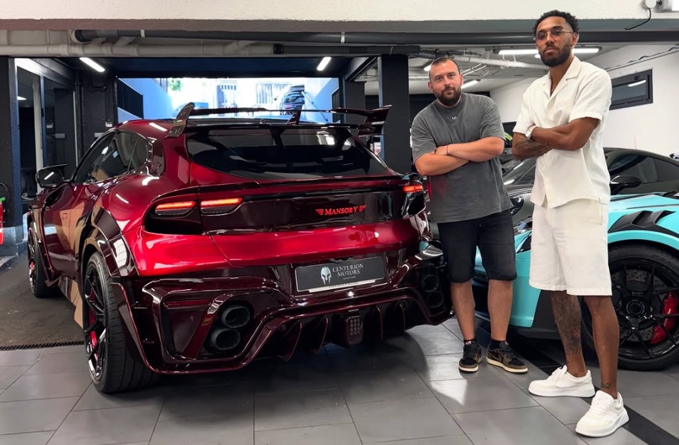 Voetballer Pierre-Emerick Aubameyang neemt de afzichtelijke Ferrari ...