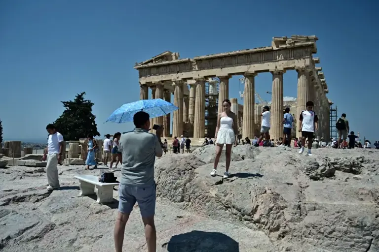 Ατρόμητοι τουρίστες στην Ακρόπολη, παρά τον καύσωνα – Δείτε φωτογραφίες