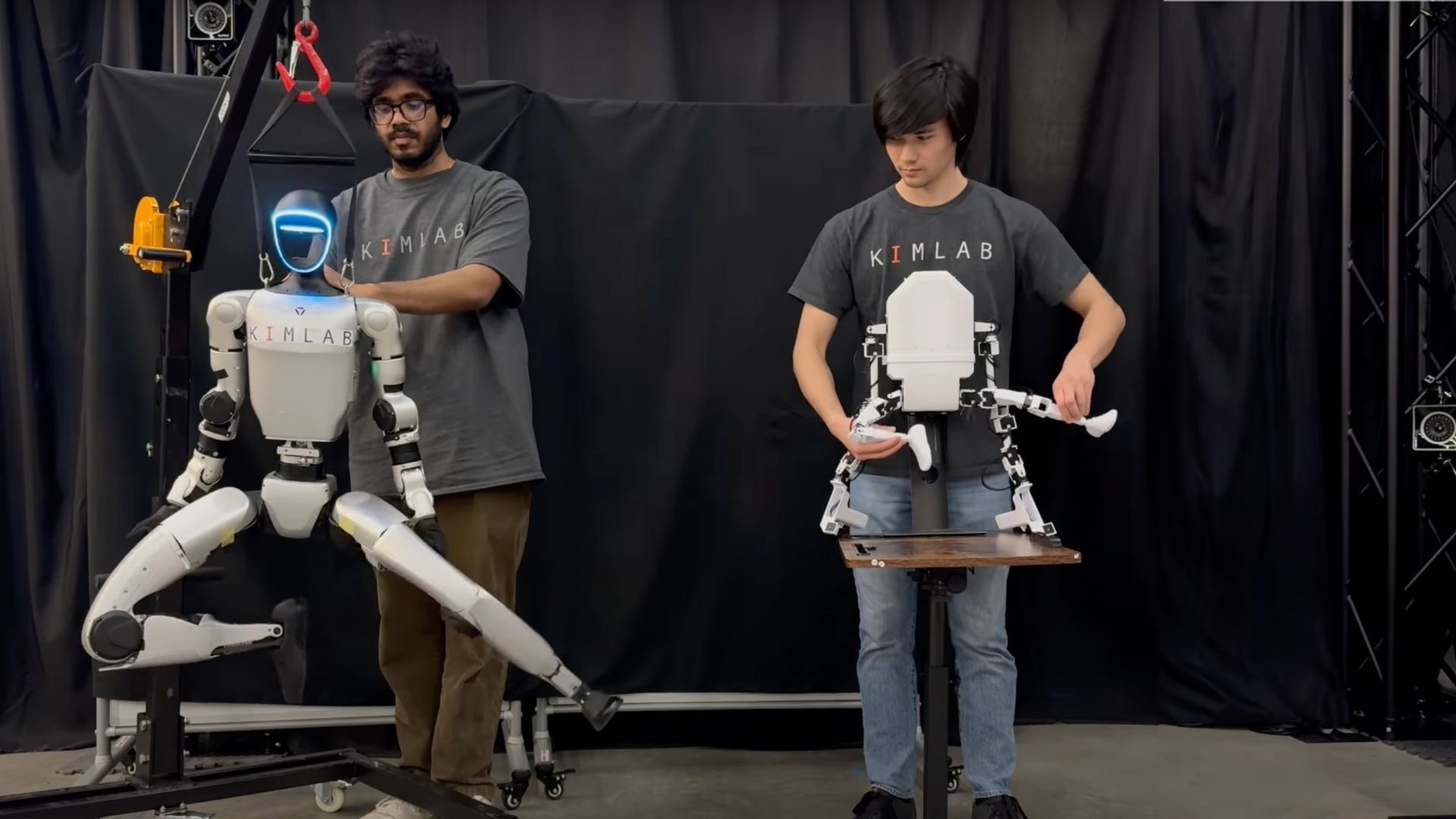 Video: Humanoid robot obeys teleport commands with eerie black magic ...