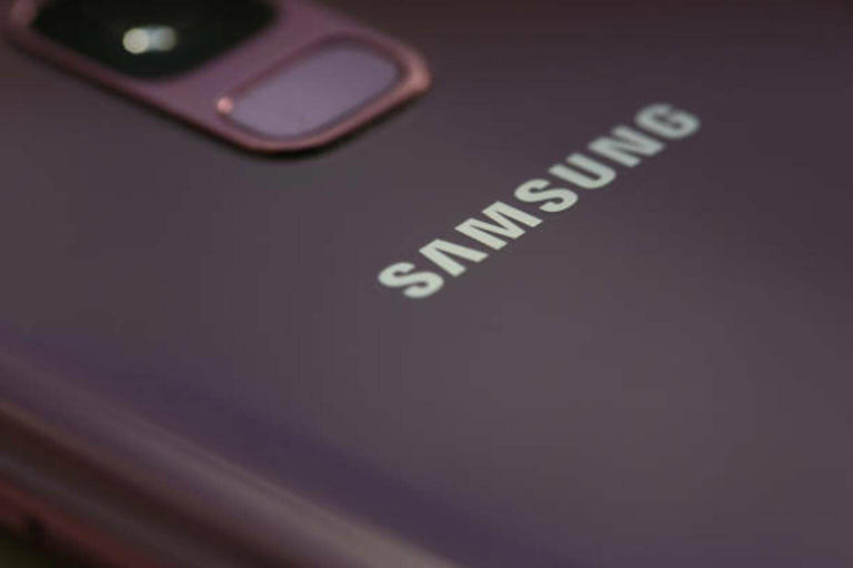 Samsung flags weak Q1 smartphone demand, sees AI boom supporting memory ...