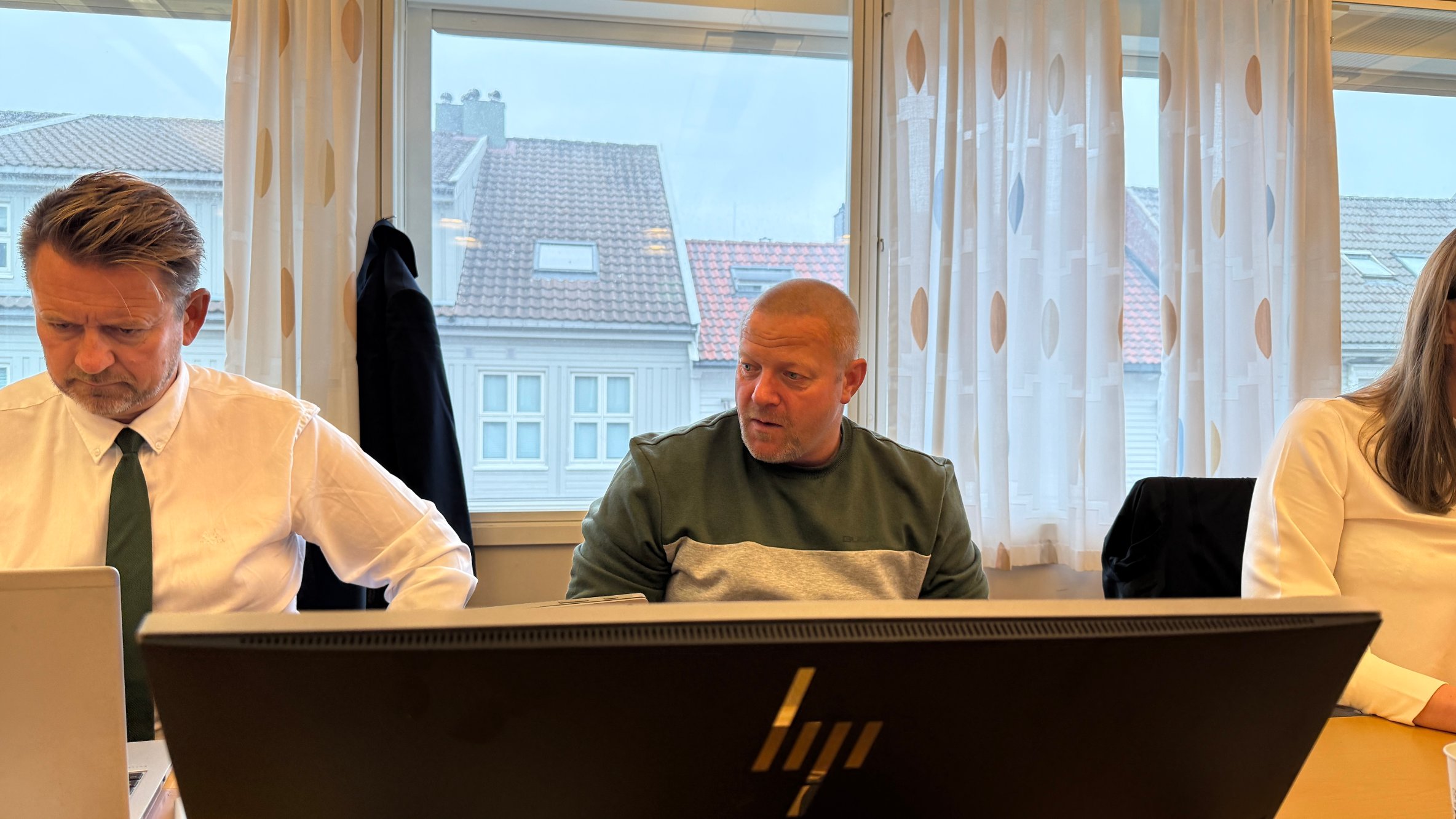 Private e-poster brettet ut i bitter krangel om millioner