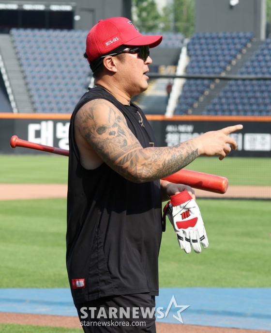 [포토] 최형우 'Oh~1위팀 반갑구만'