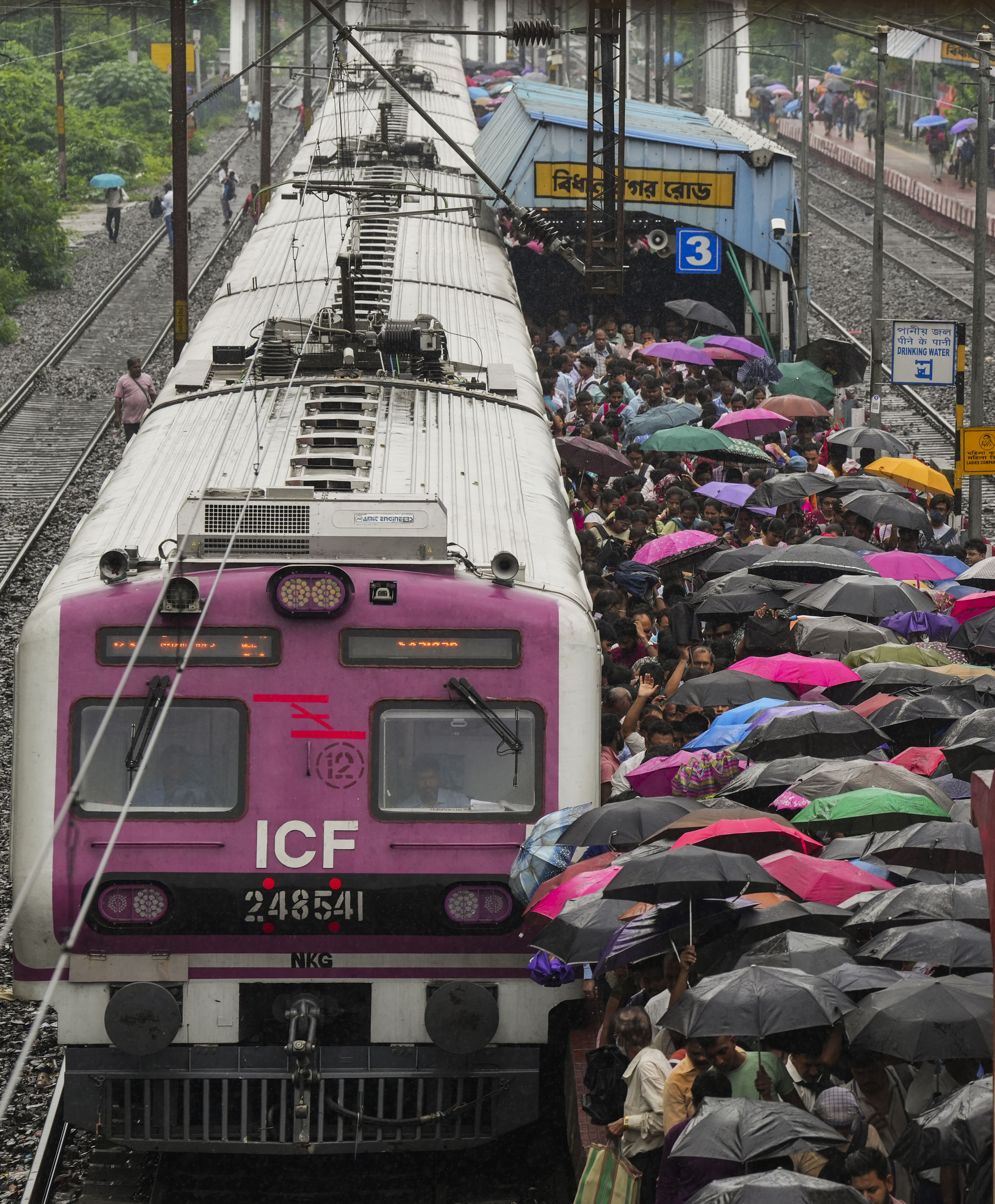 Heavy rains lash southern West Bengal, waterlogging in parts of Kolkata
