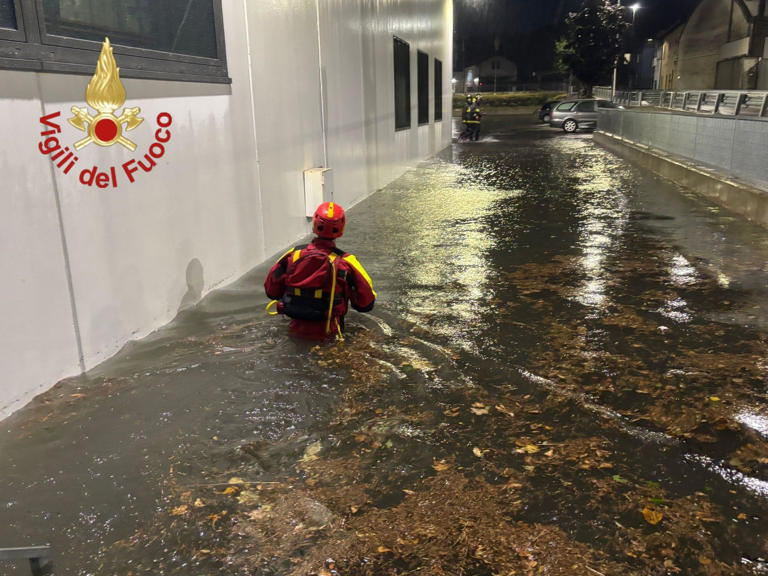 Nubifragio nel Comasco, raffiche di vento e fulmini: salvate 8 persone ...