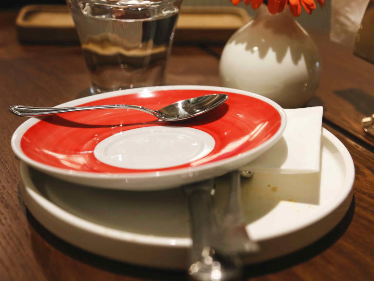 I asked 3 experts how long you can stay in a restaurant after paying ...
