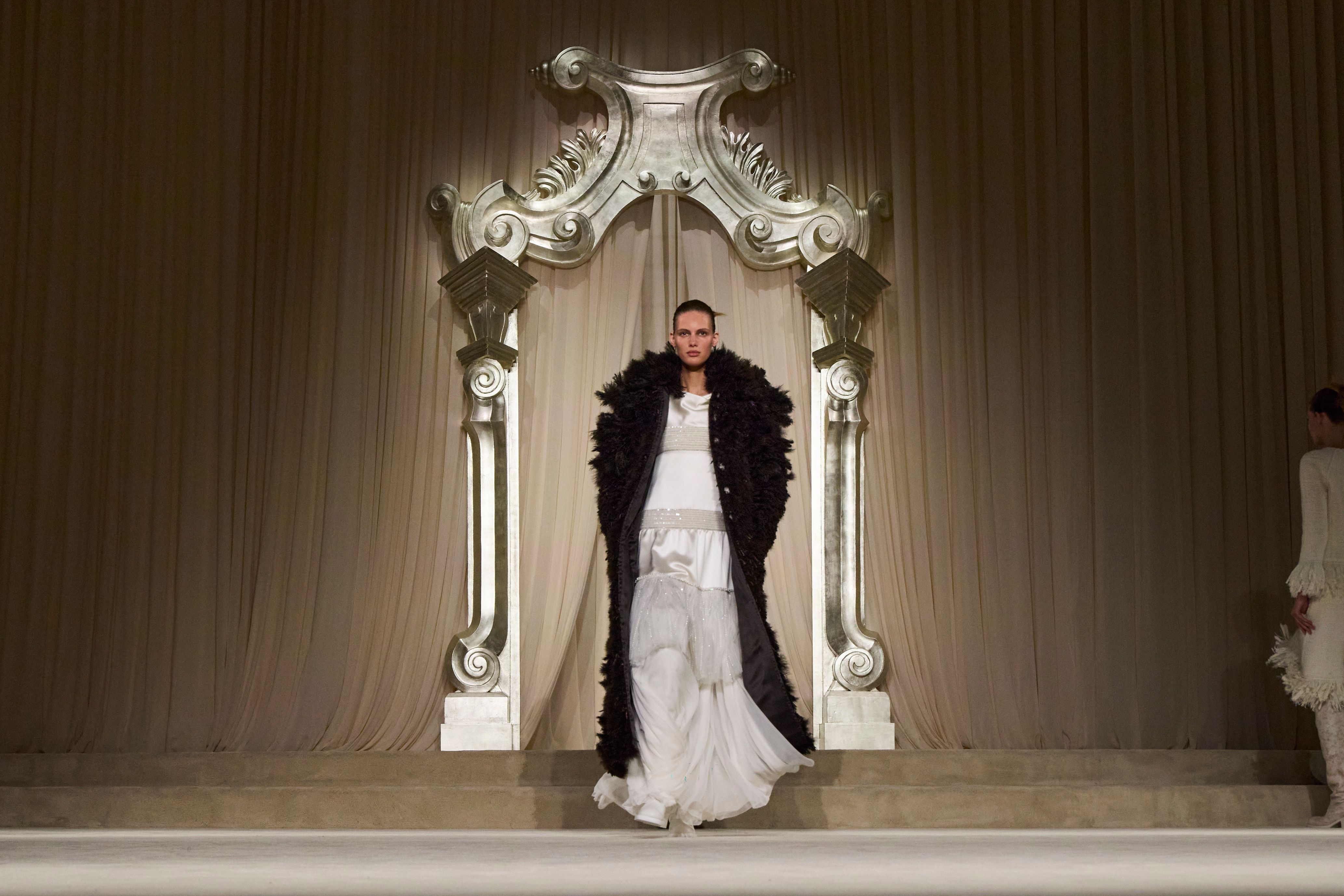 Chanel revient à ses fondamentaux avec un défilé haute couture dans le ...