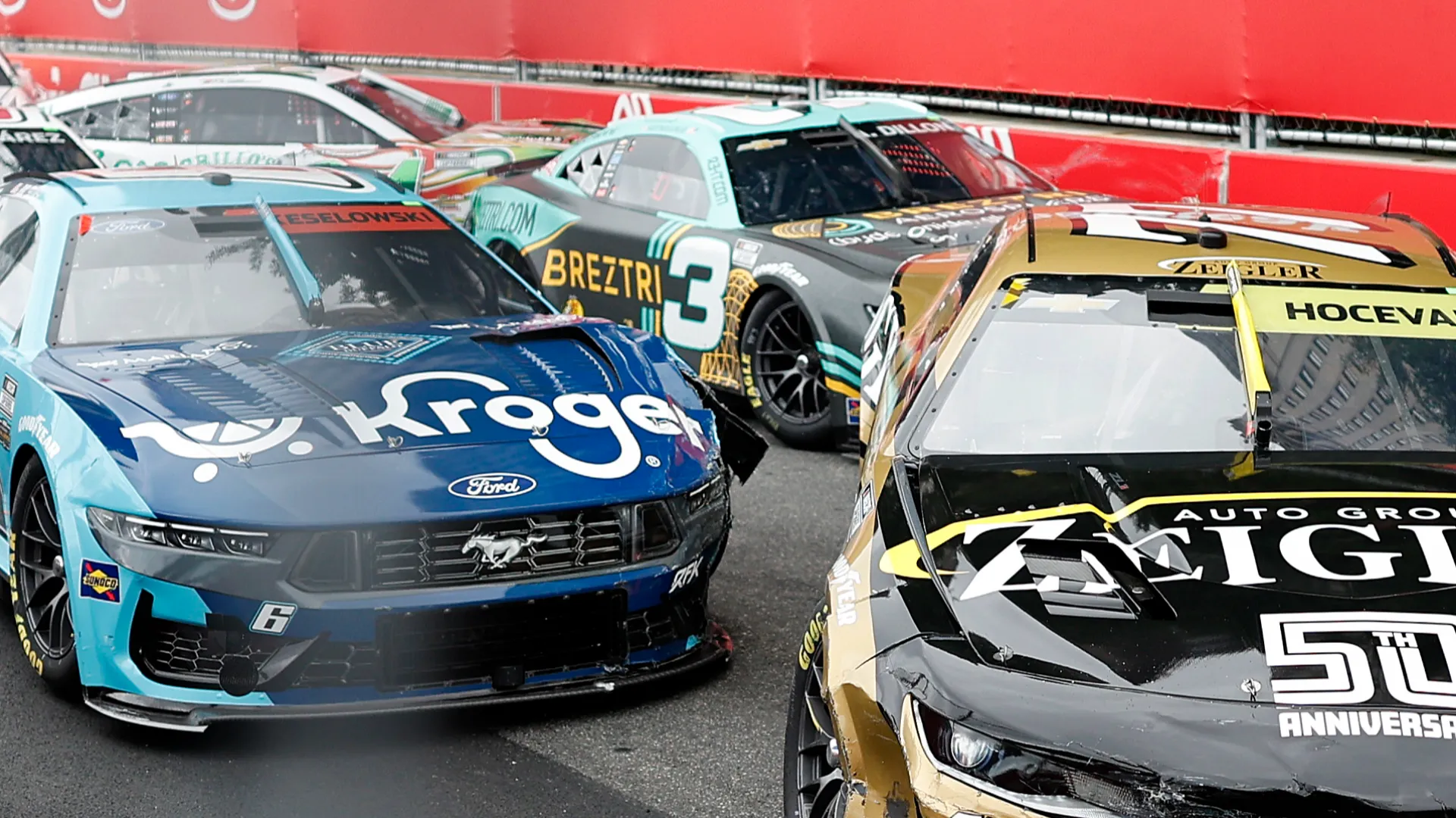 Schwerer Unfall, Rennstrecke blockiert: Fotos der Autowracks