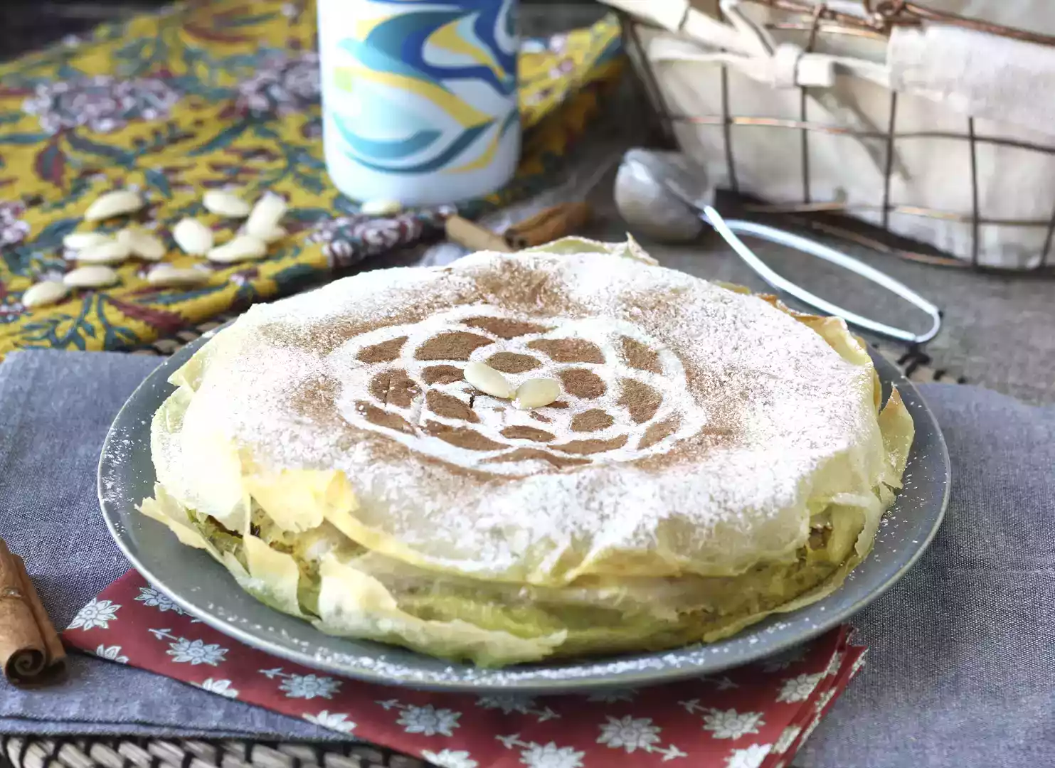 Pastela marroquí tradicional con masa brick, pollo y especias