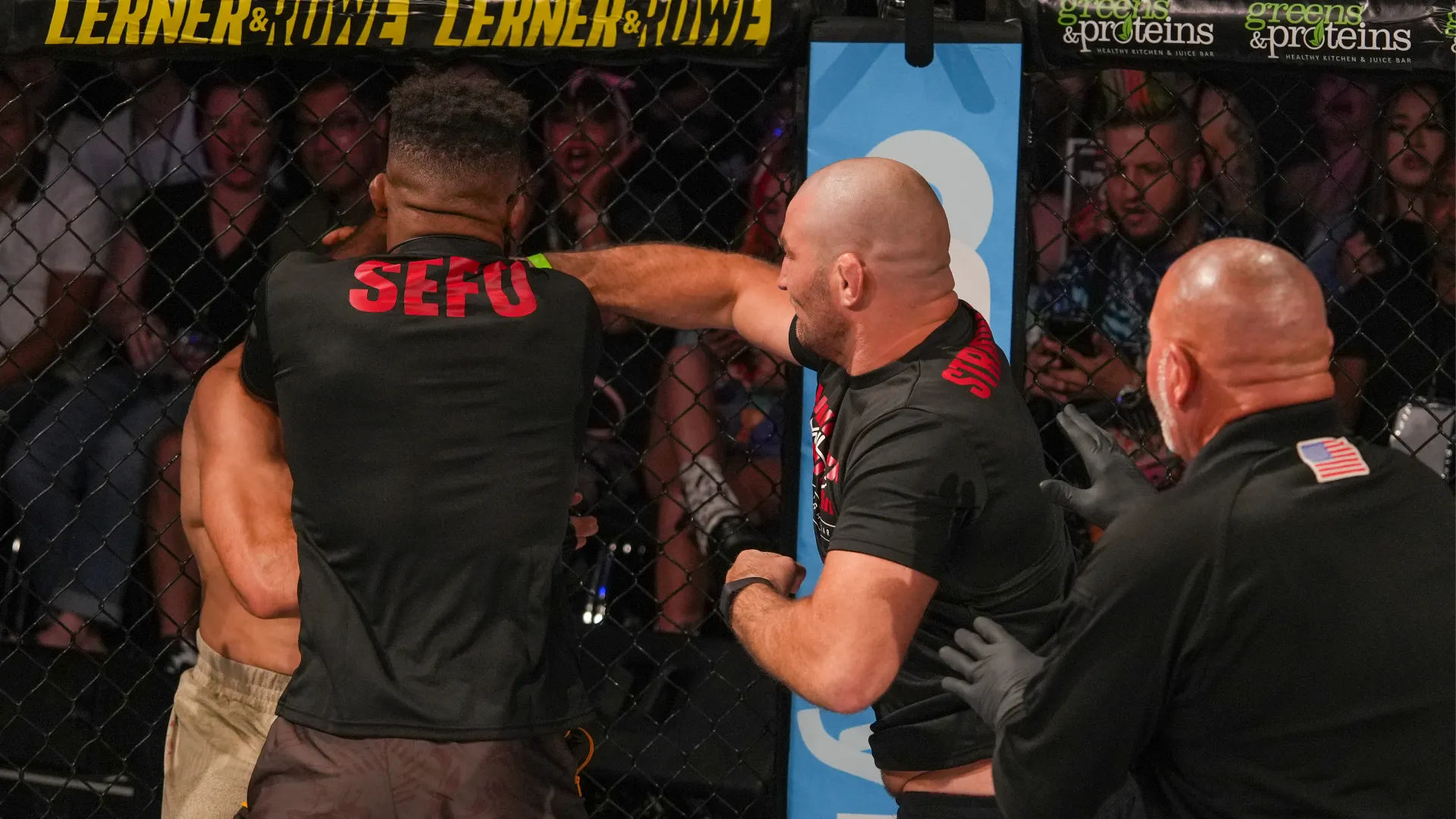 Invasion sur le ring : champion frappé par deux anciens athlètes. Photos