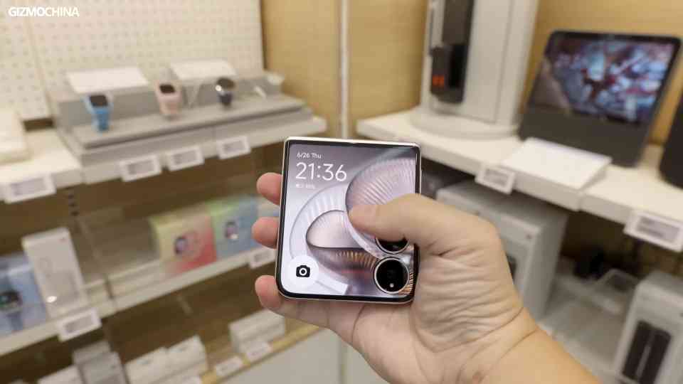 Xiaomi MIX Flip 2 Unboxing & Hands-on - Everything Got Better Except ...