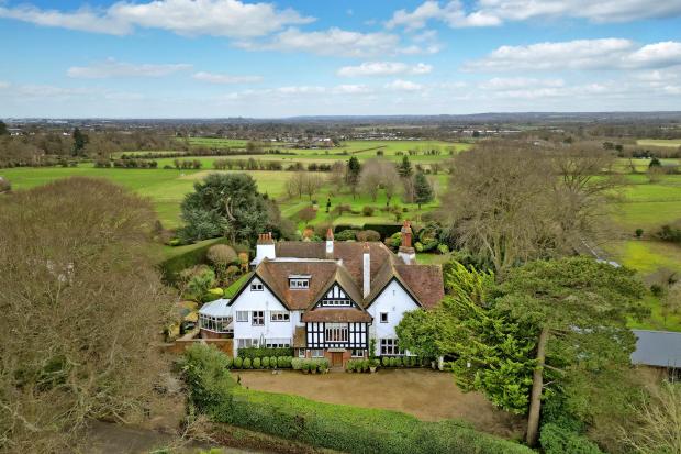Take a look inside Sir Terry Wogan's former Bucks home as house goes on ...