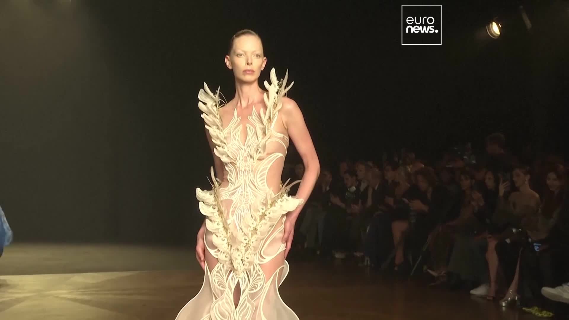 Iris Van Herpen unveils extraordinary bioluminescent algae dress at ...