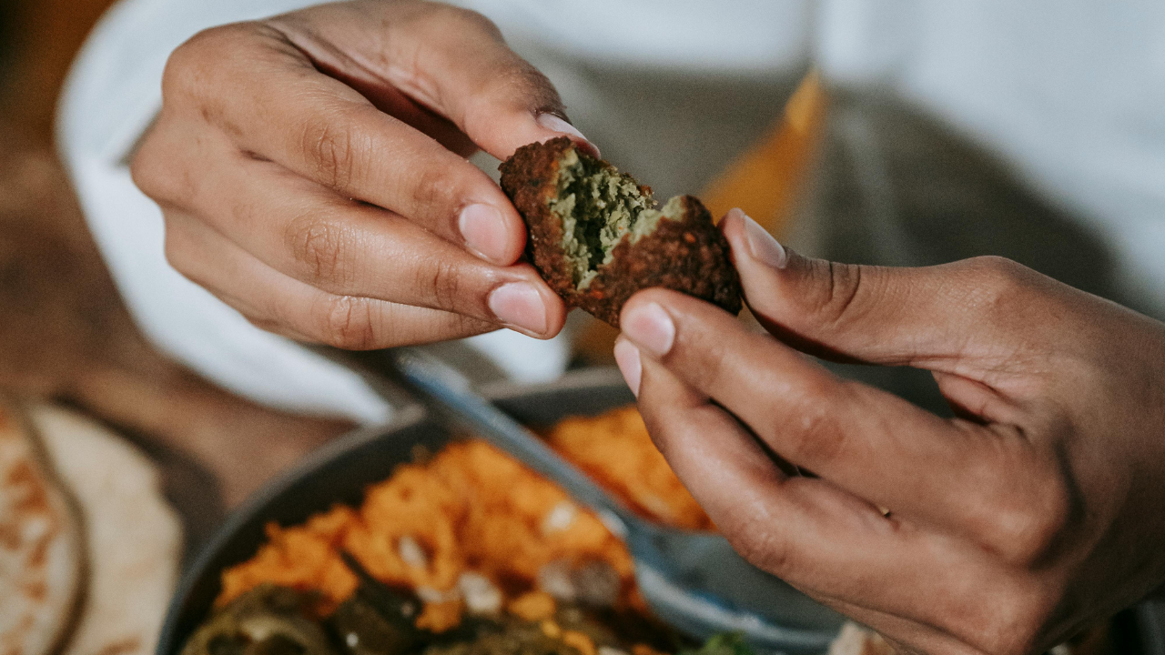 Zohran Mamdani’s Video of Eating With Hands Goes Viral, But DYK It’s ...