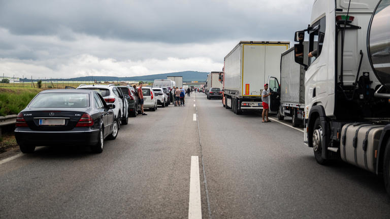 Két autópálya is elesett, az M1-esen teljes az útzár
