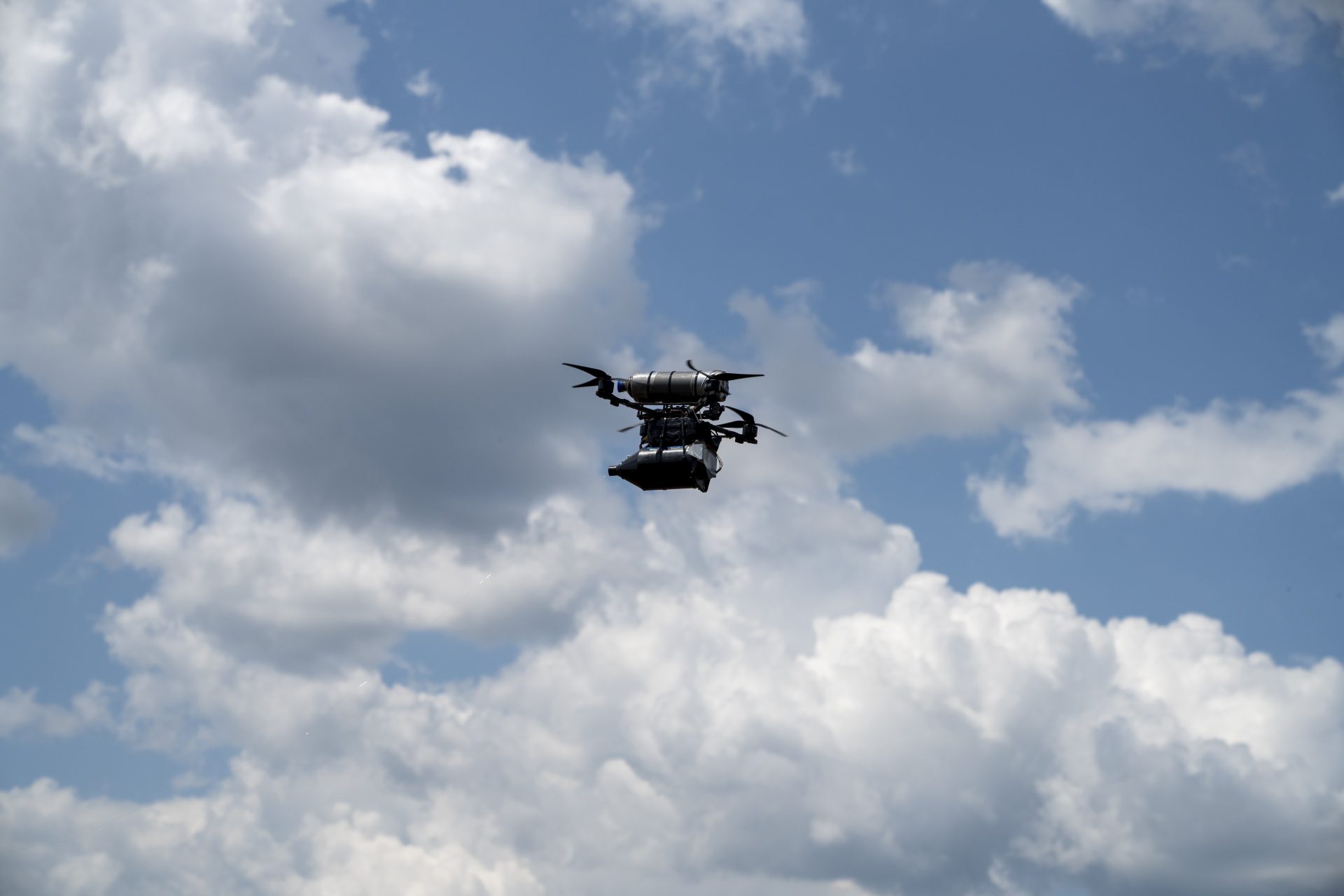 L'armée ukrainienne poursuit un char et détruit toute une base russe ...