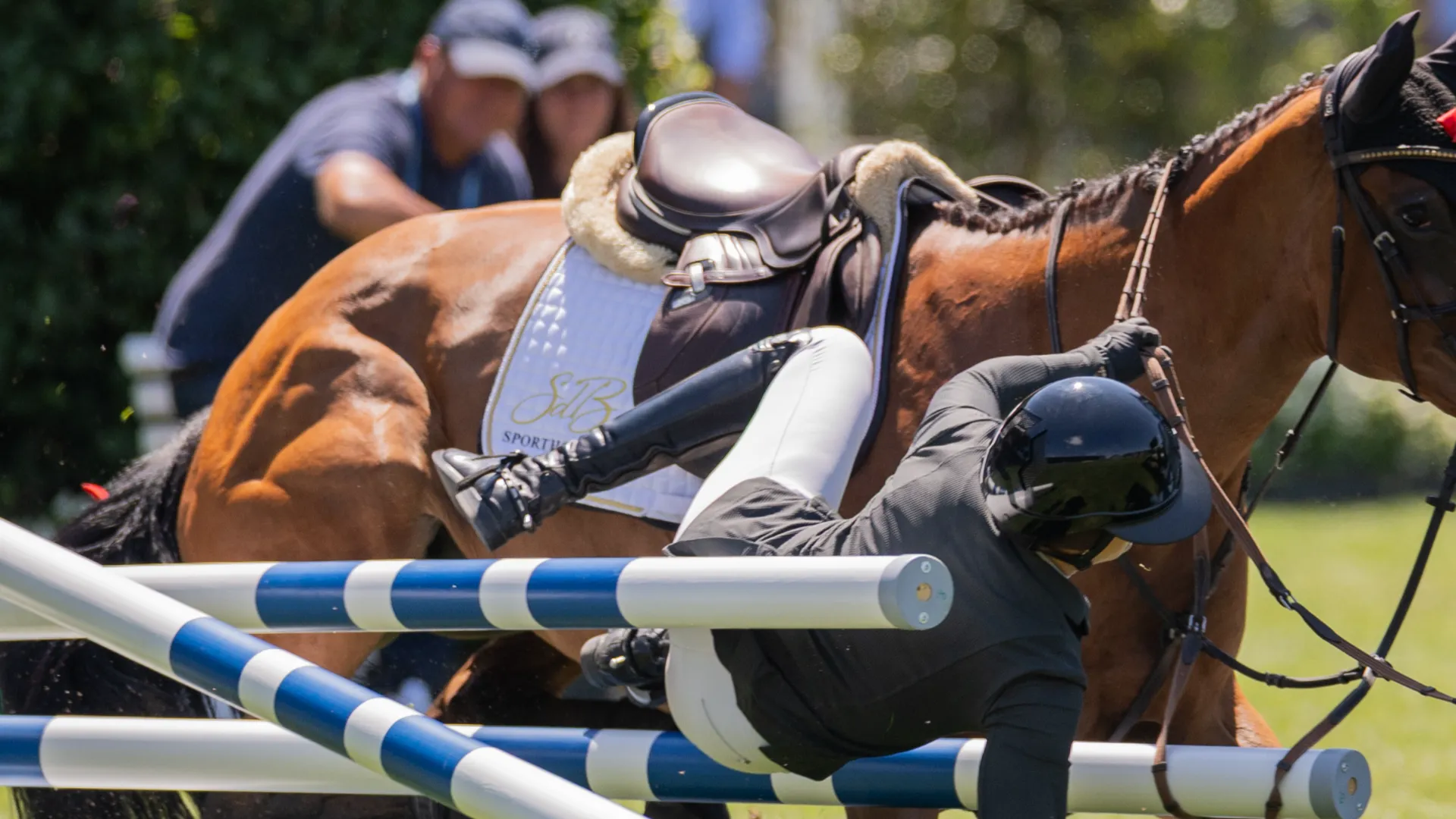 Gewelddadige val van paard, foto's van de grote schrik