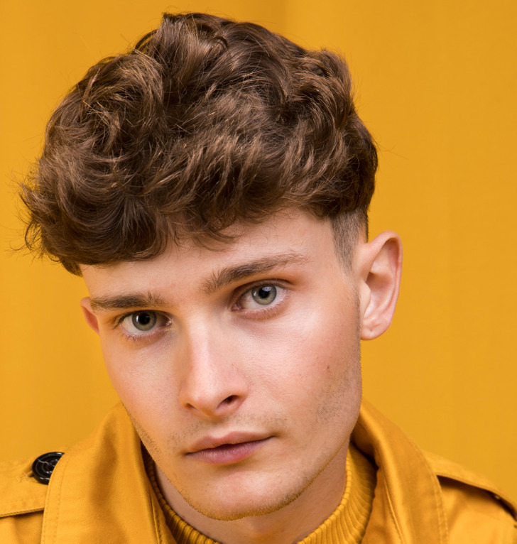 10 Tendances coiffure homme pour rester frais et stylé pendant l’été 2025