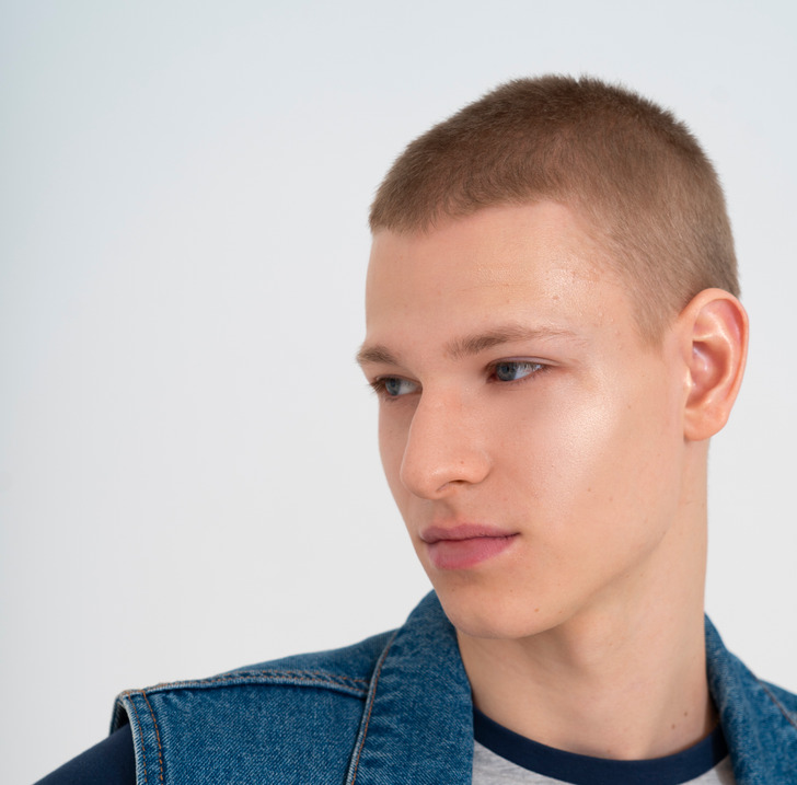 10 Tendances coiffure homme pour rester frais et stylé pendant l’été 2025