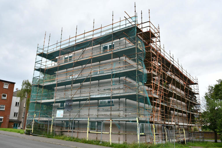 Falkirk neighbours anger at scaffolding round homes for over 12 months