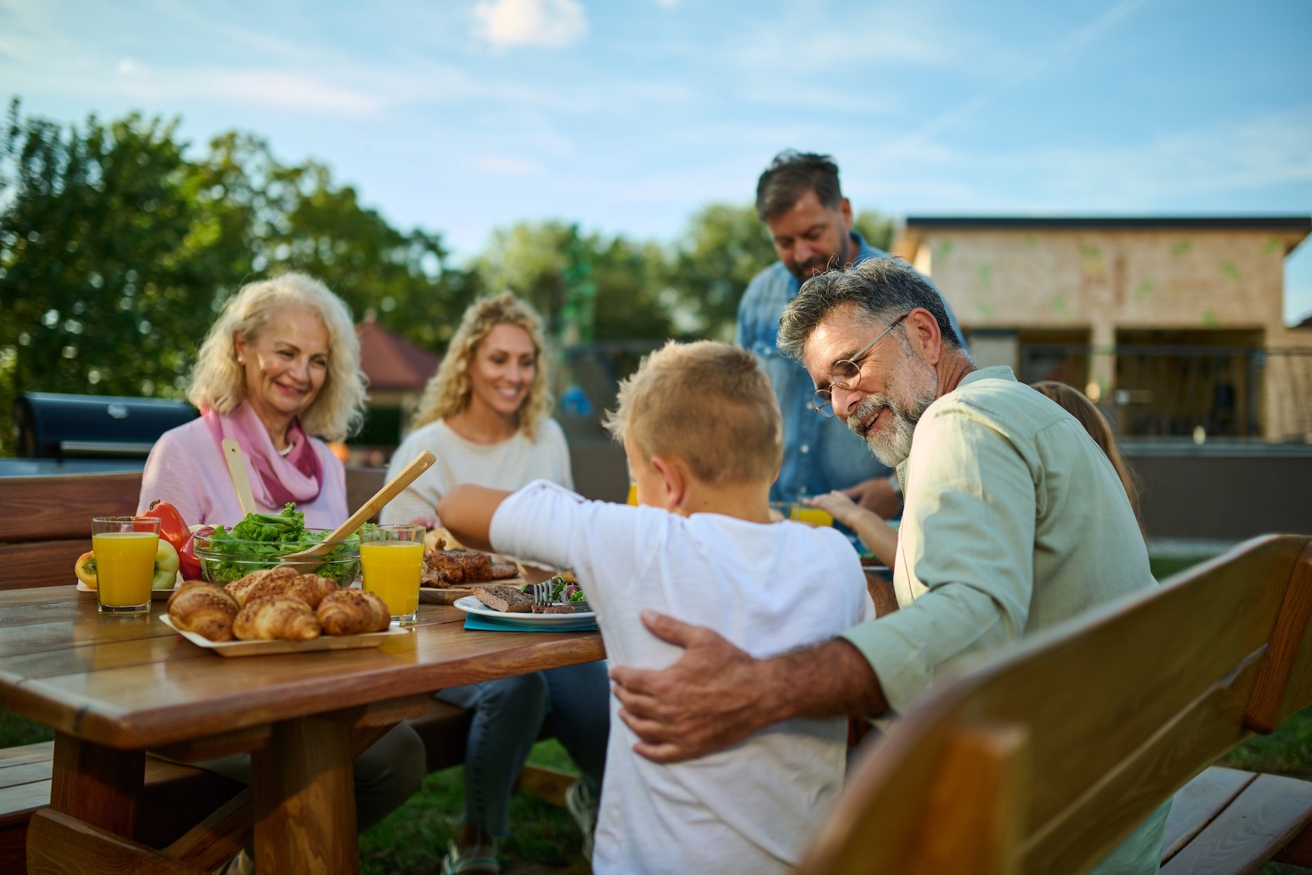Une belle-mère oblige les enfants de son conjoint à manger ce qu'elle a ...
