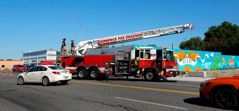 Fire at 70-year-old downtown Kennewick business snarls Columbia Drive ...