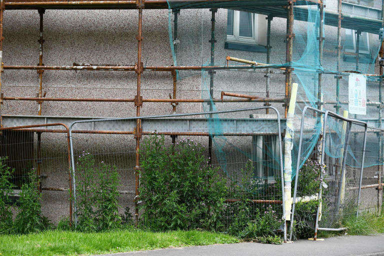 Falkirk neighbours anger at scaffolding round homes for over 12 months