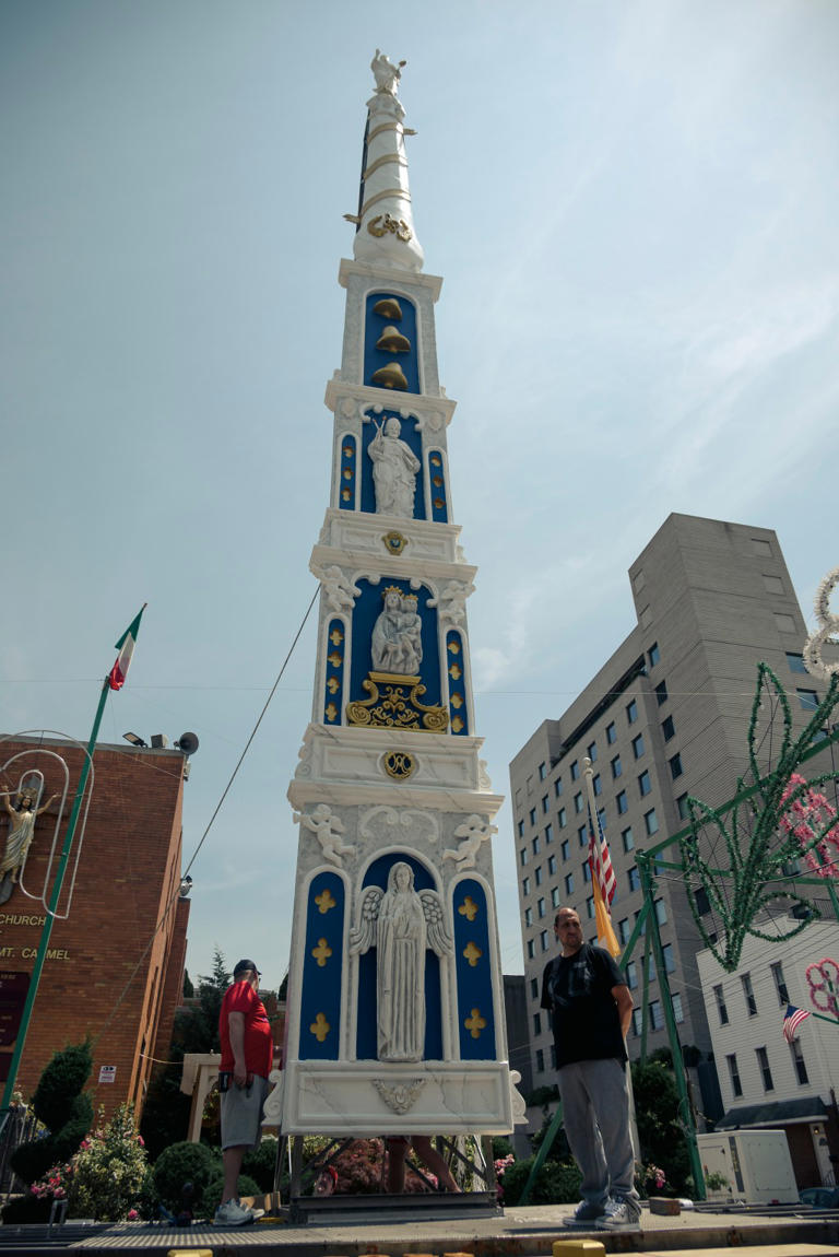 Meet the heaving, huffing ‘lifters’ who hoist the 4-ton Giglio at ...