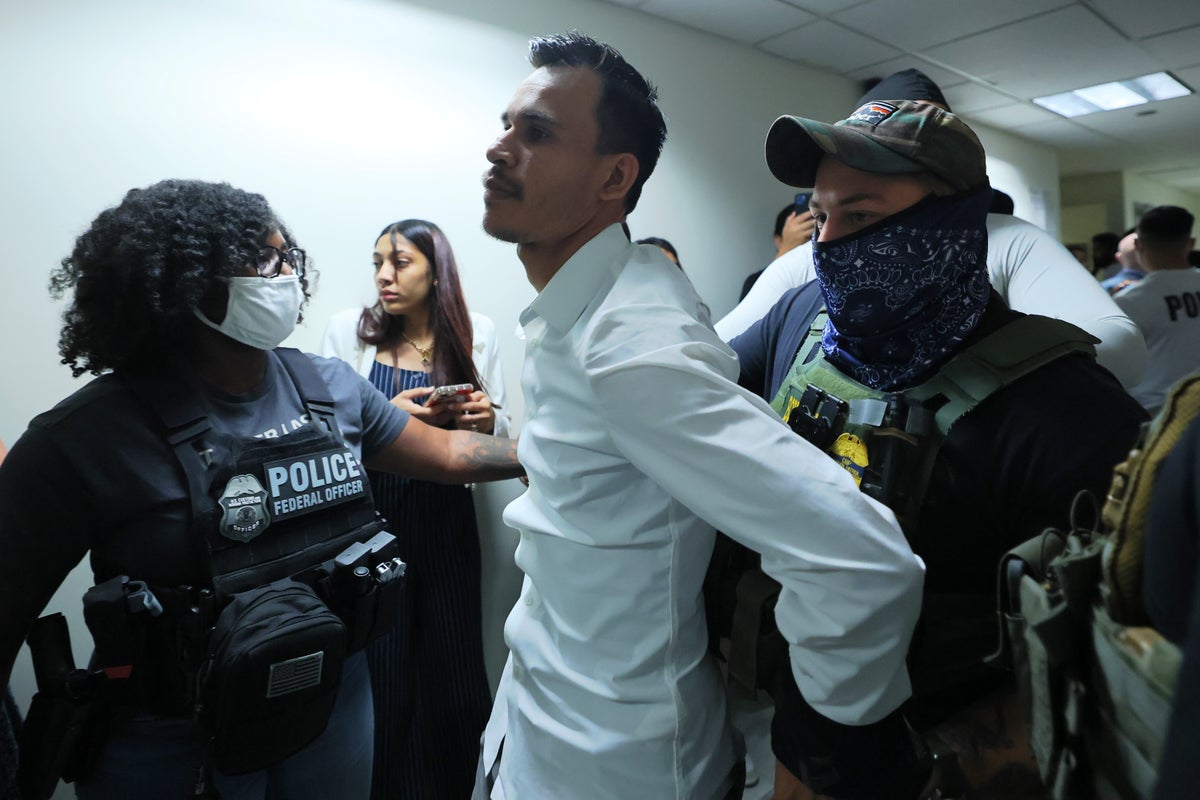 Democrats push bill that would ban face masks for ICE agents and force them to ID themselves