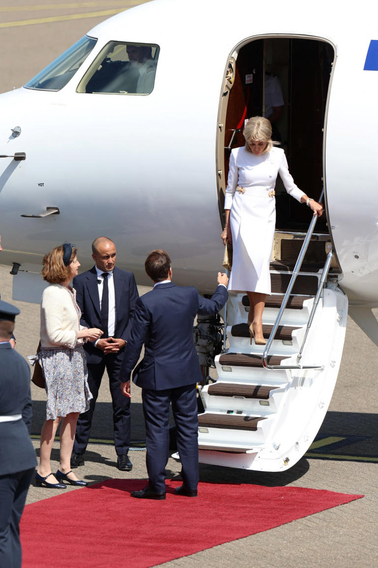Macron’s wife rejects his help as they get off plane — weeks after she ...