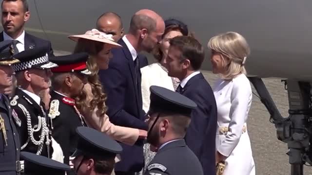 Emmanuel Macron kisses Princess Kate’s hand as he arrives in UK for ...