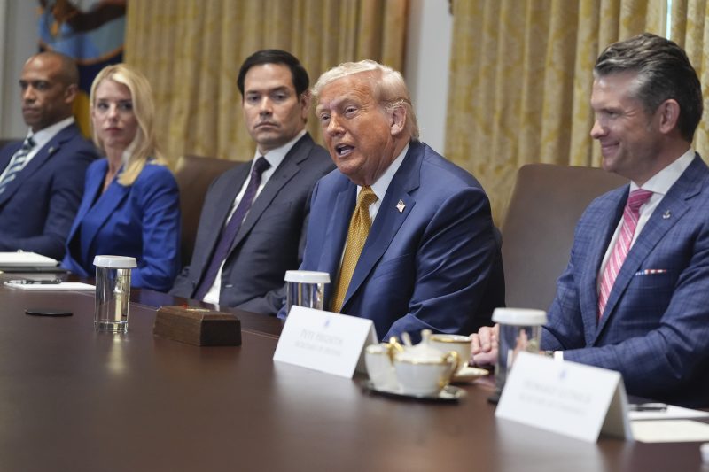 Trump holds Cabinet meeting amid tariff talks