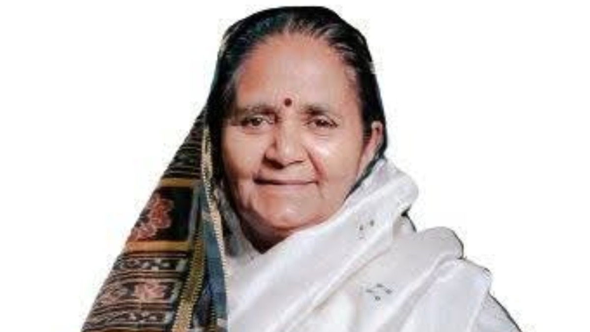 UP Minister Gulab Devi Injured After Vehicles In Her Convoy Collide In ...