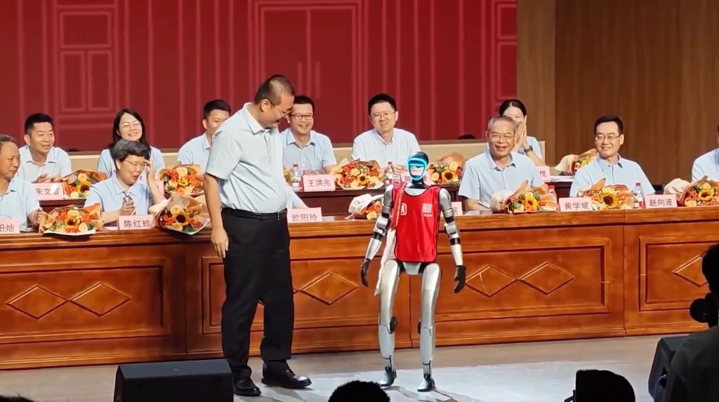 Humanoid robot ‘graduates’ at Chinese high school ceremony as ...