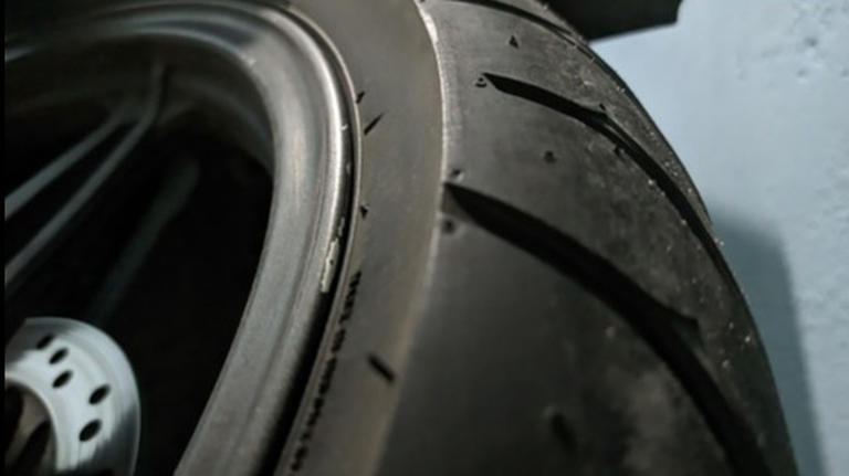 What Causes 'Chicken Strips' On Motorcycle Tires? (And How Can You ...