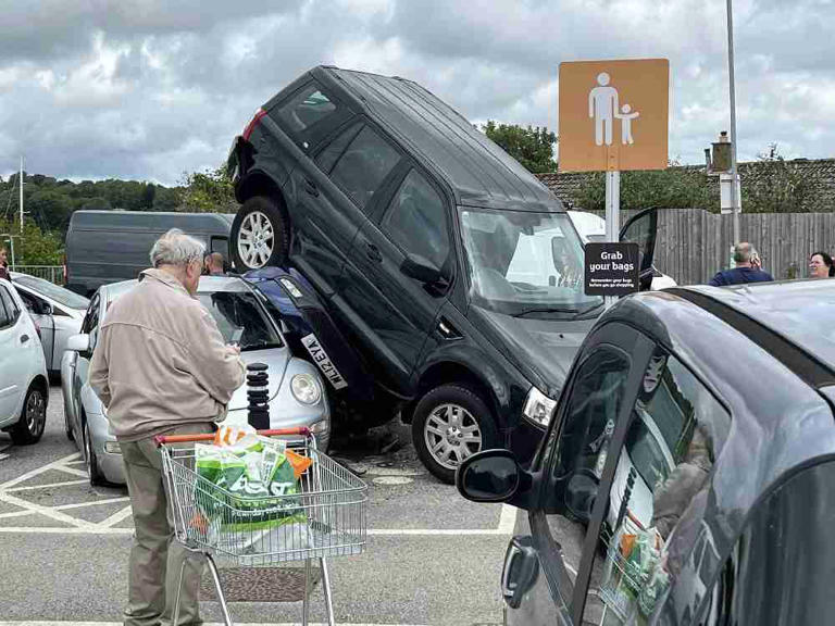 Land Rover powoduje nietypowy wypadek, zostawiając samochód na innym w Wielkiej Brytanii