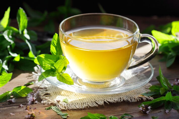 Chá de hortelã: confira benefícios e saiba usar a planta além da bebida