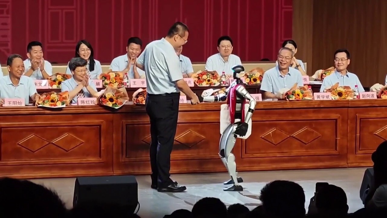 Tote bag-carrying robot collects diploma at China graduation