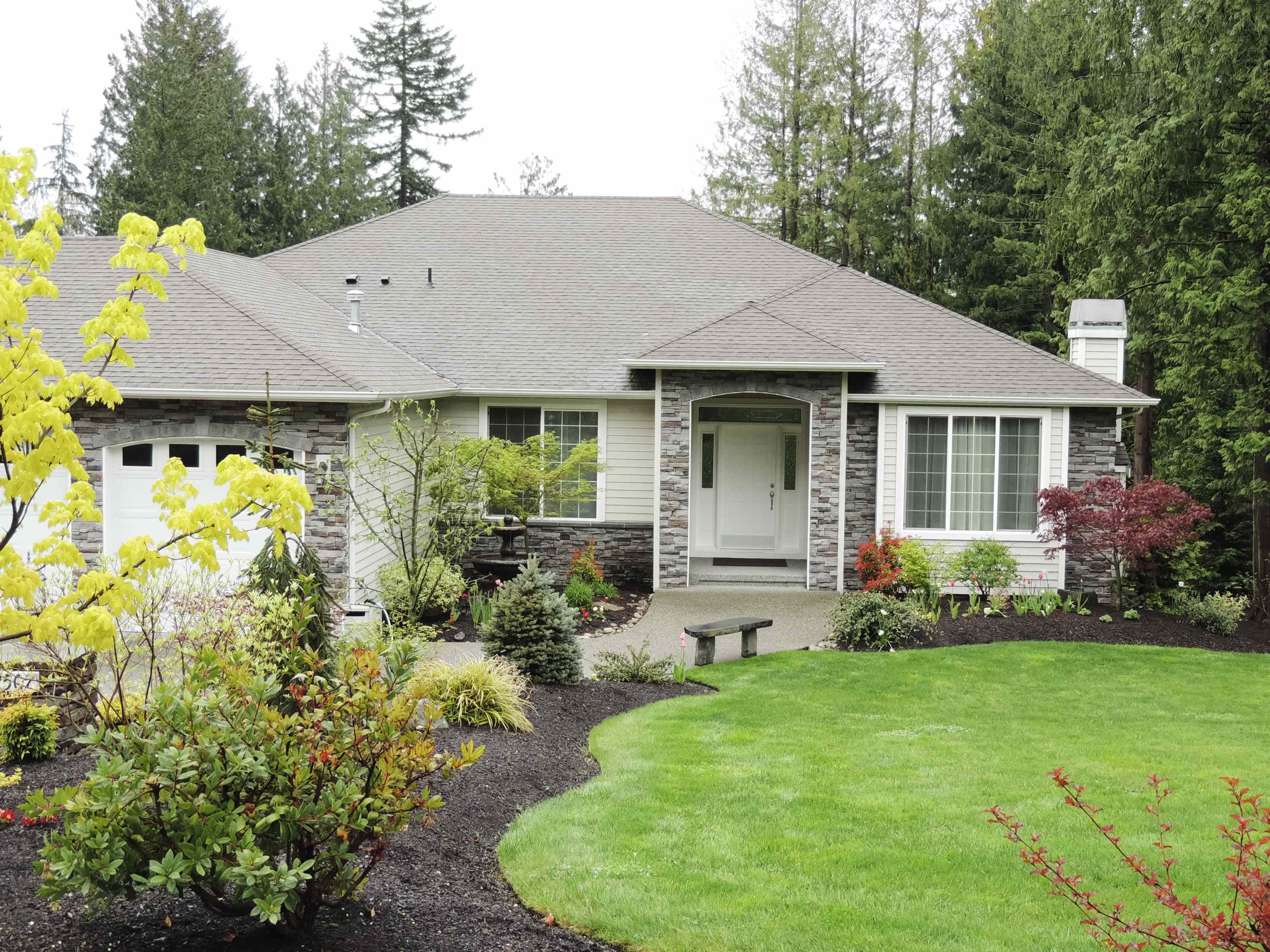 5 Front Yard Features That Are Always Eyesores, According to Designers
