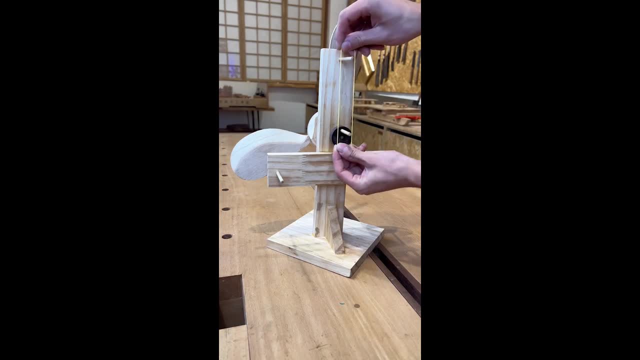 Armchair inventor makes rubber band-powered fan with no electricity