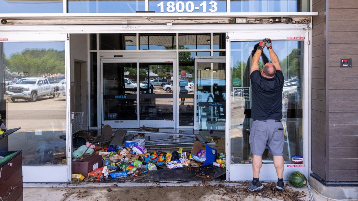 1 killed, 9 hurt in Orange County. Stores, residents mop up floodwater ...