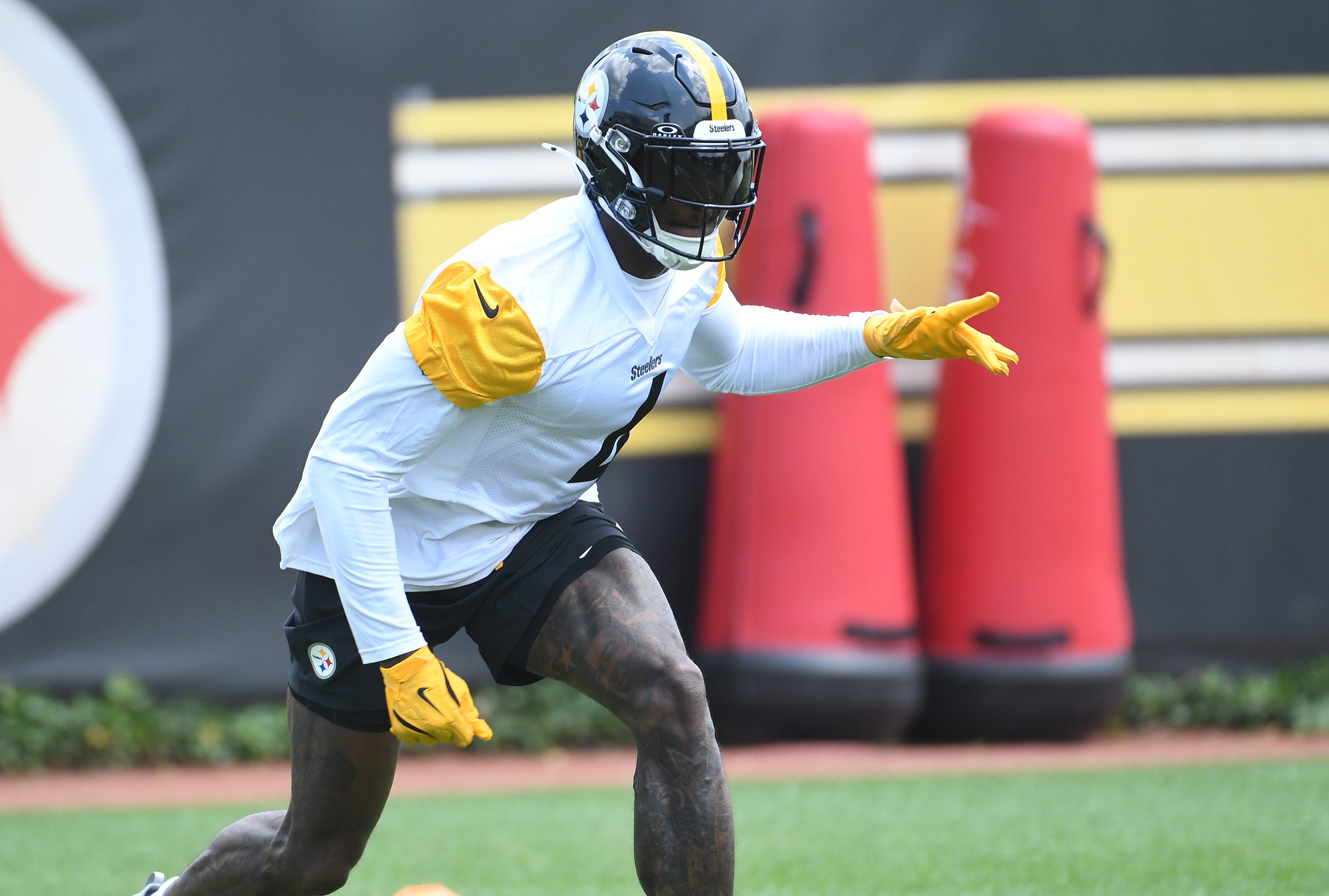 First look at DK Metcalf in a Steelers uniform