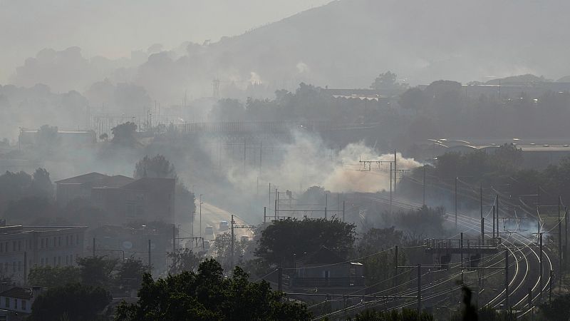 El fuego en Marsella desata el caos: cierre del aeropuerto, trenes ...