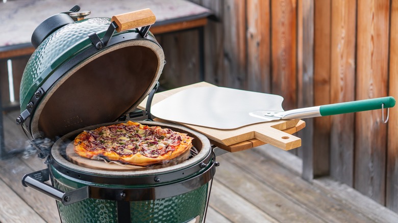 15 Mistakes To Avoid When Cooking Pizza On The Grill