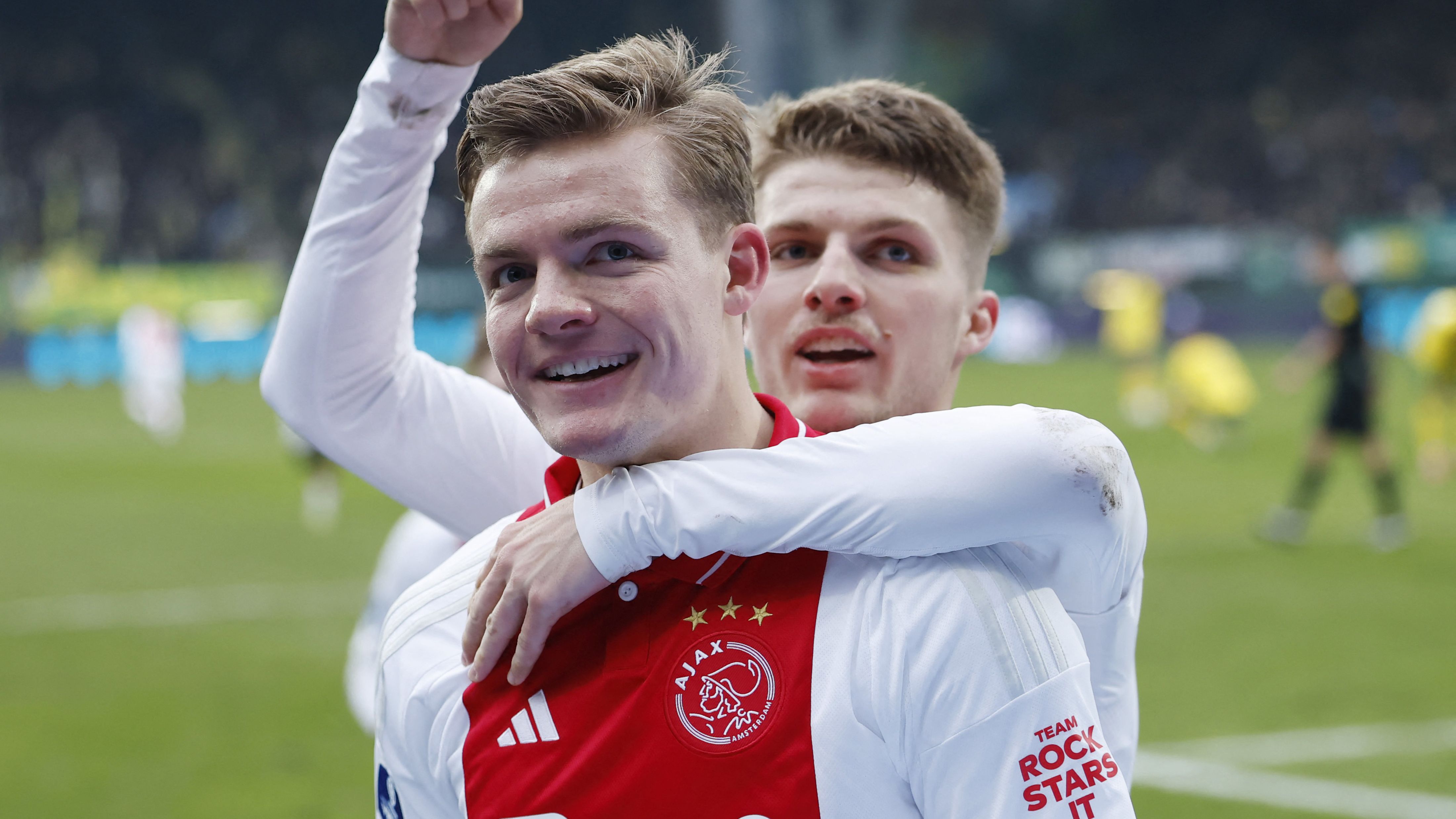 Ajax slijt na Borna Sosa nog een verbannen speler en schrijft ...