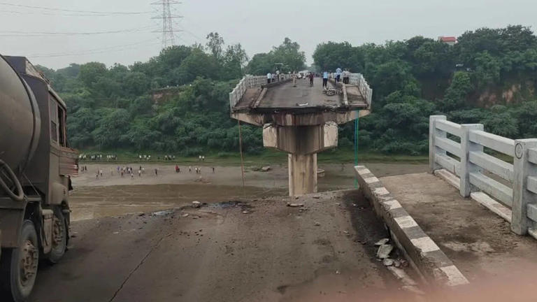 Bridge Collapses in Gujarat's Vadodara; Several Vehicles Plunge into Mahisagar River