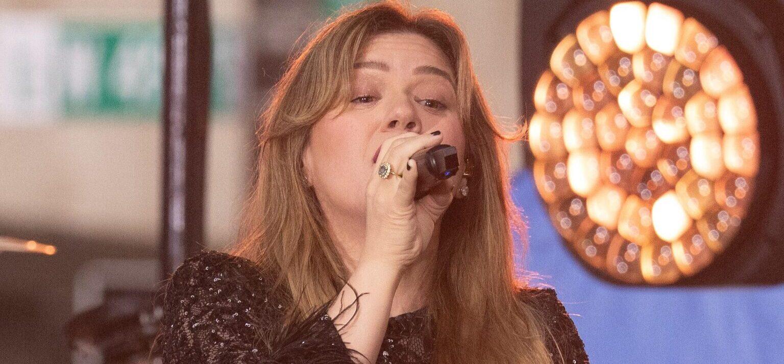 Kelly Clarkson Breaks Down In Tears While On Stage Just Days Before Ex ...