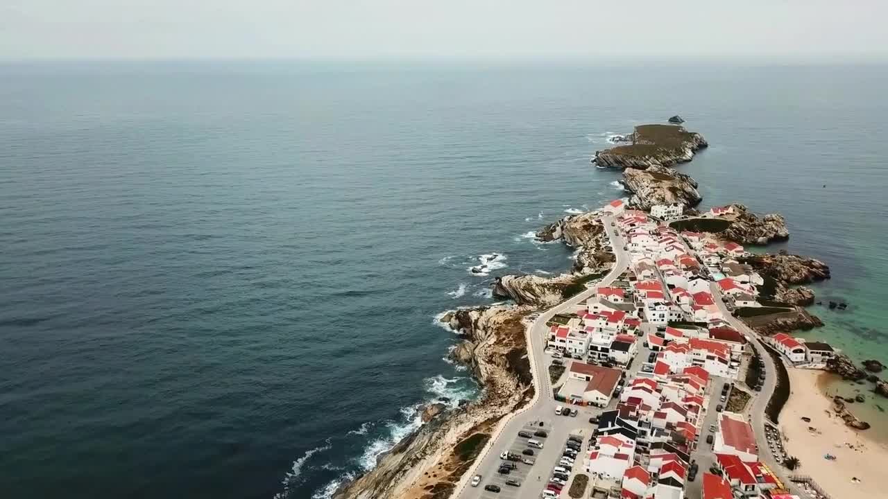 Vistas aéreas de Baleal, Portugal: un paraíso para los surfistas